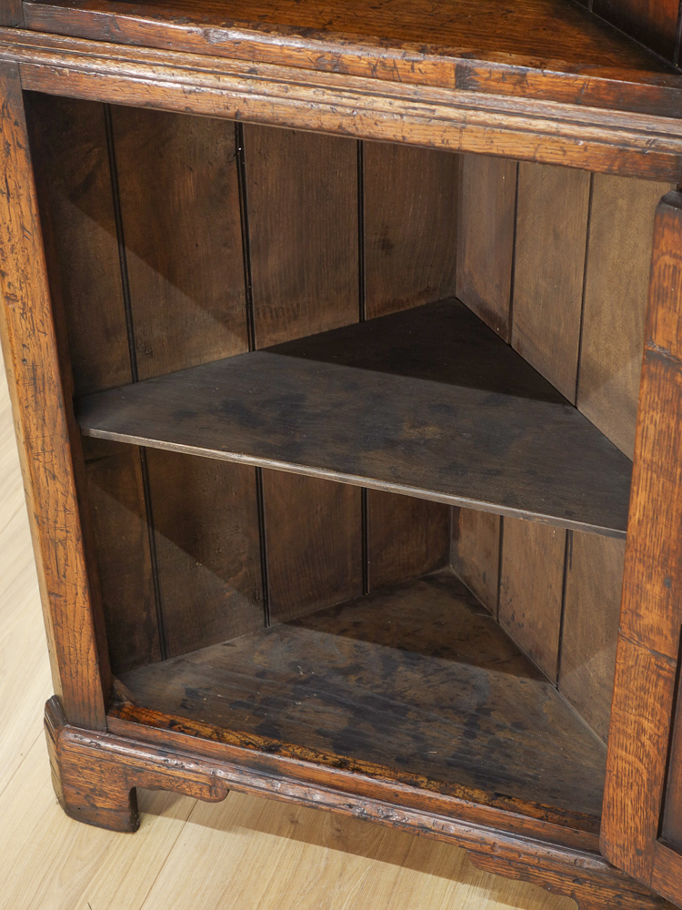 Eckschrank / Eckregal antik in Eiche von 1920 - Restauriert & wohnfertig