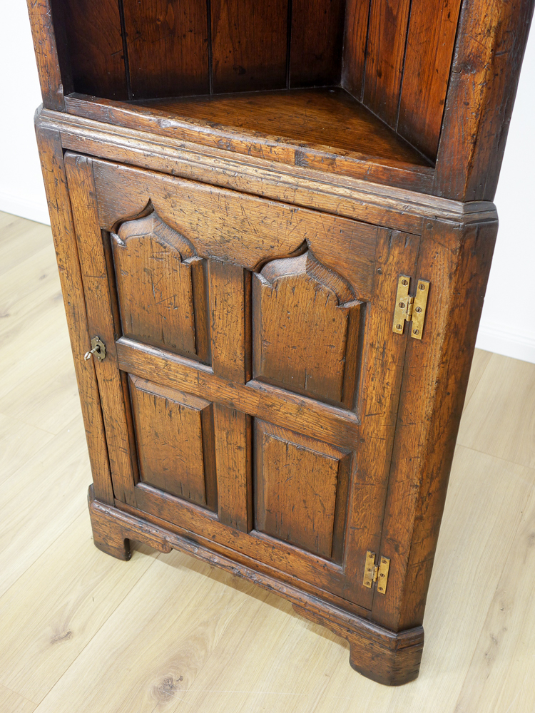 Eckschrank / Eckregal antik in Eiche von 1920 - Restauriert & wohnfertig